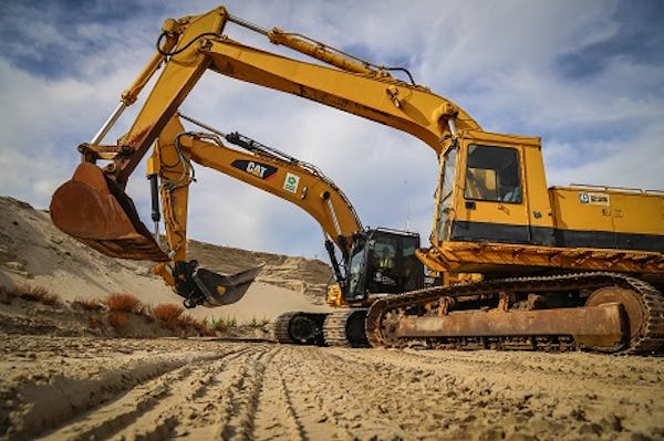 30 jaar oude Caterpillar 235B versus fonkelnieuwe 336F L XE Hybrid