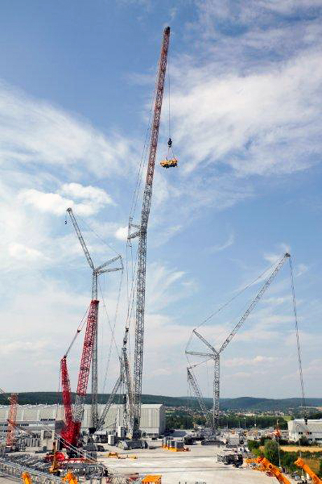 's Werelds grootste rupskraan opgebouwd bij Liebherr in Ehingen