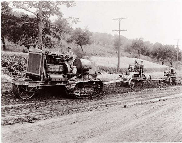 Caterpillar oudje werkt aan de Caterpillar Trail