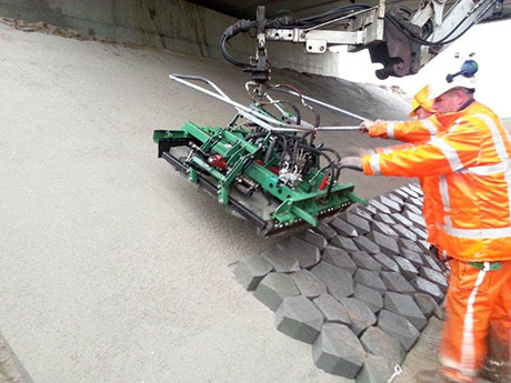 Basalt-keien leggen op talud met Hunklinger klem