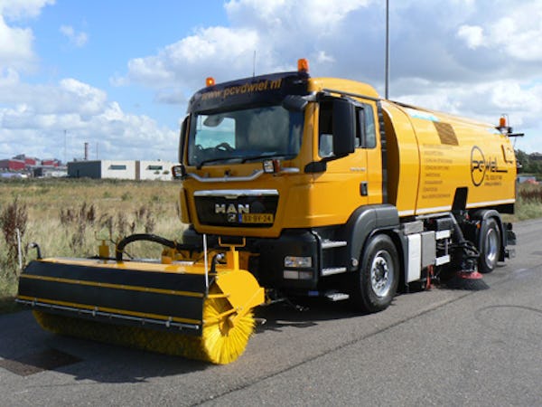 MAN TGS wegdekreiniger naar Van der Wiel