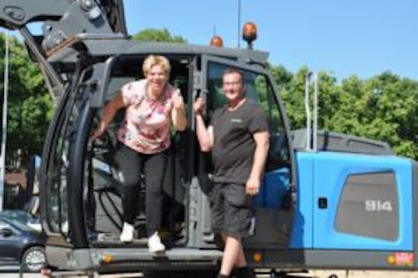 Ook de telefoniste wil lekker zand scheppen met de graafmachine