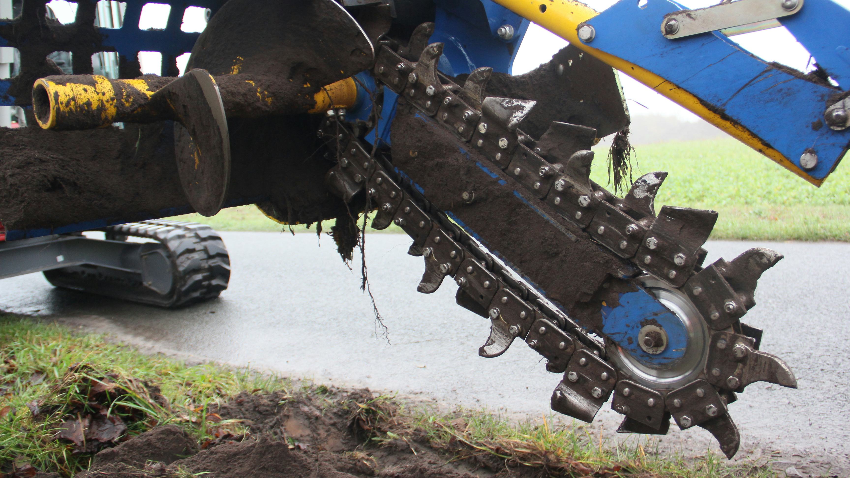 VIDEO | Sleuf graven met frees aan minigraver: 'Dit schiet tenminste op'