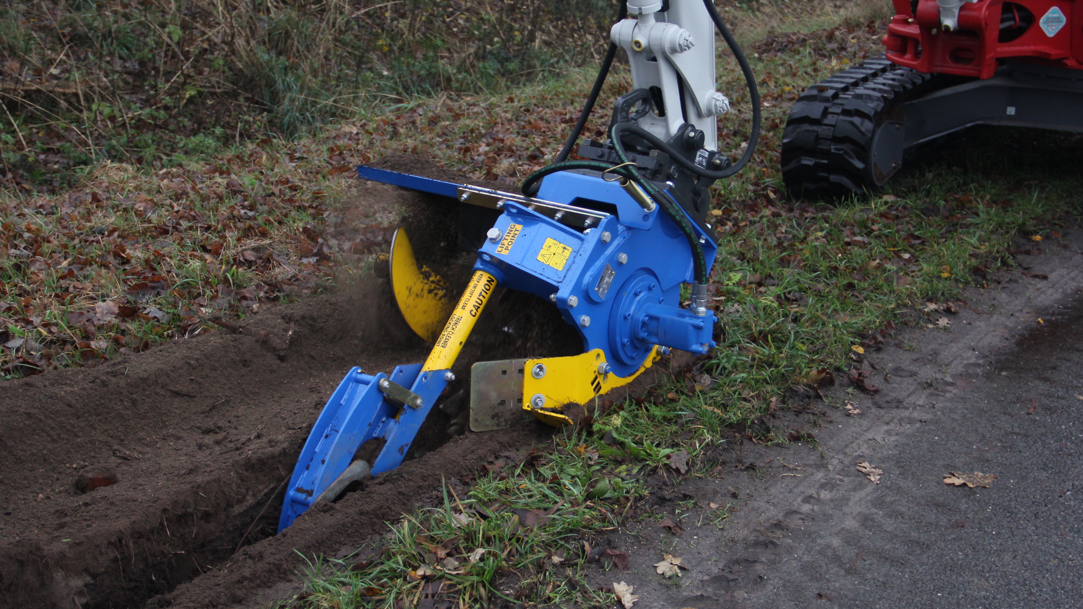 VIDEO | Sleuf graven met frees aan minigraver: 'Dit schiet tenminste op'