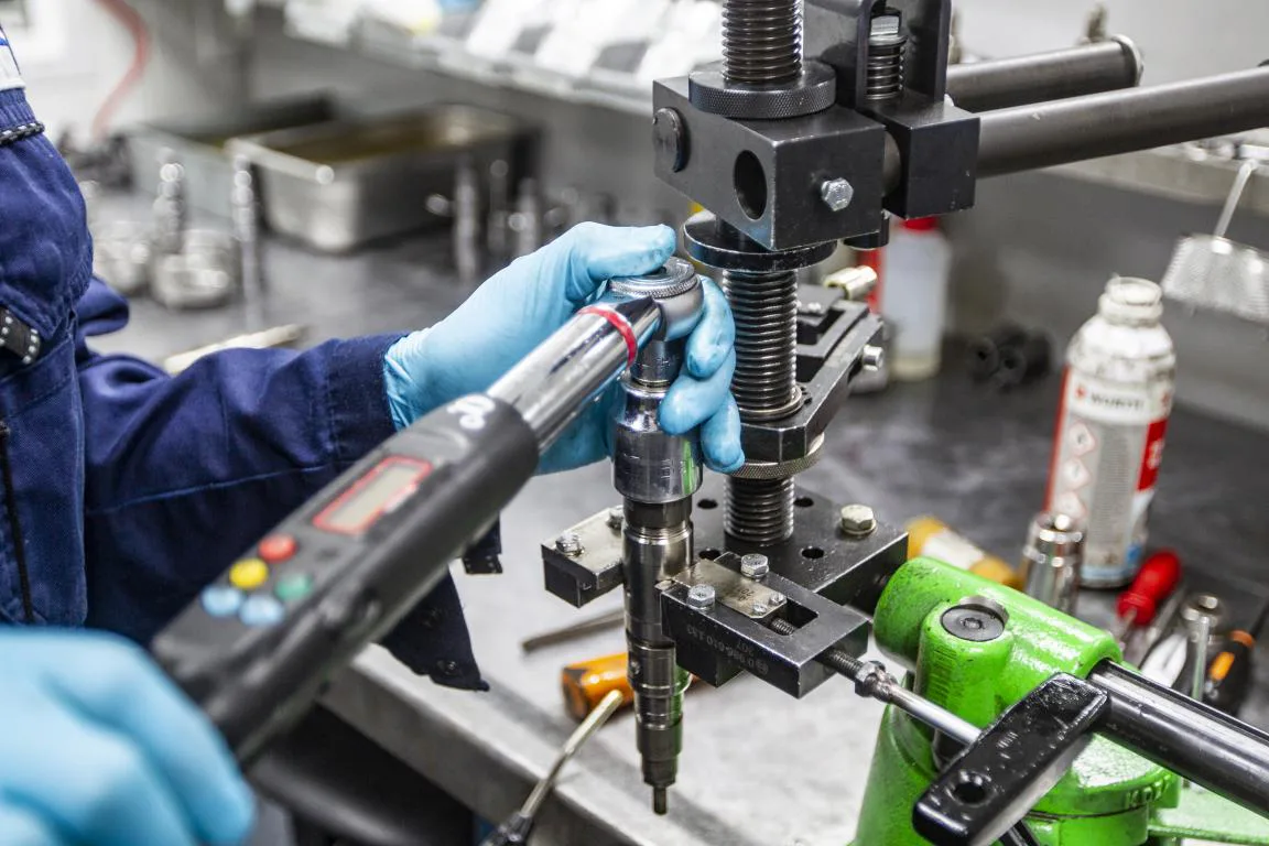 FOTOREPORTAGE | Testen en reviseren van common-rail injectoren