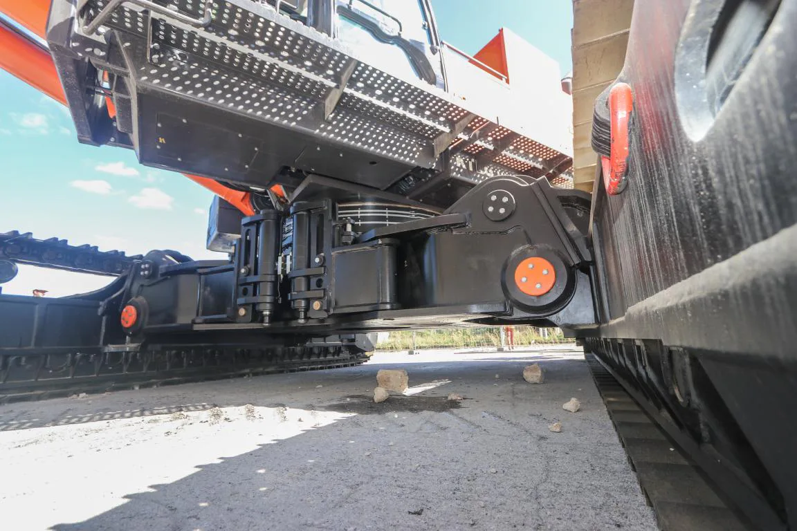 170-tons KMC 1200S met 51 meter sloopgiek in Nederland opgebouwd
