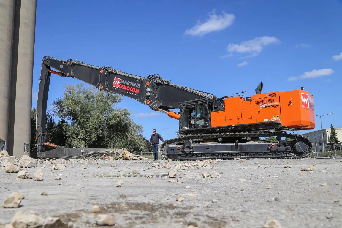 170-tons KMC 1200S met 51 meter sloopgiek in Nederland opgebouwd