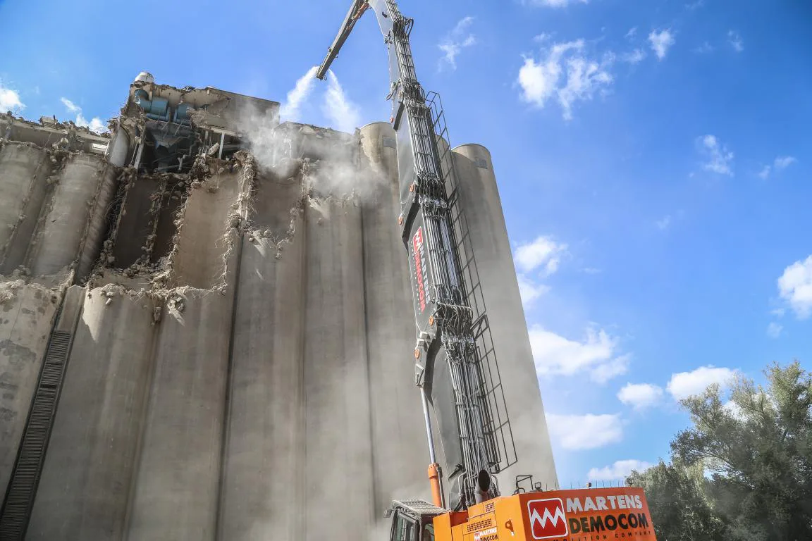170-tons KMC 1200S met 51 meter sloopgiek in Nederland opgebouwd