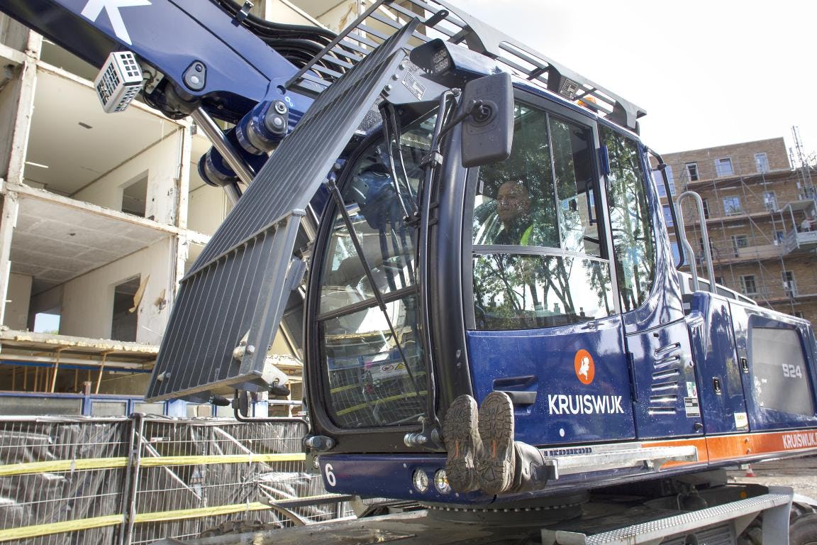 Kruiswijk investeert in 27 ton zware Liebherr A924 in sloopuitvoering