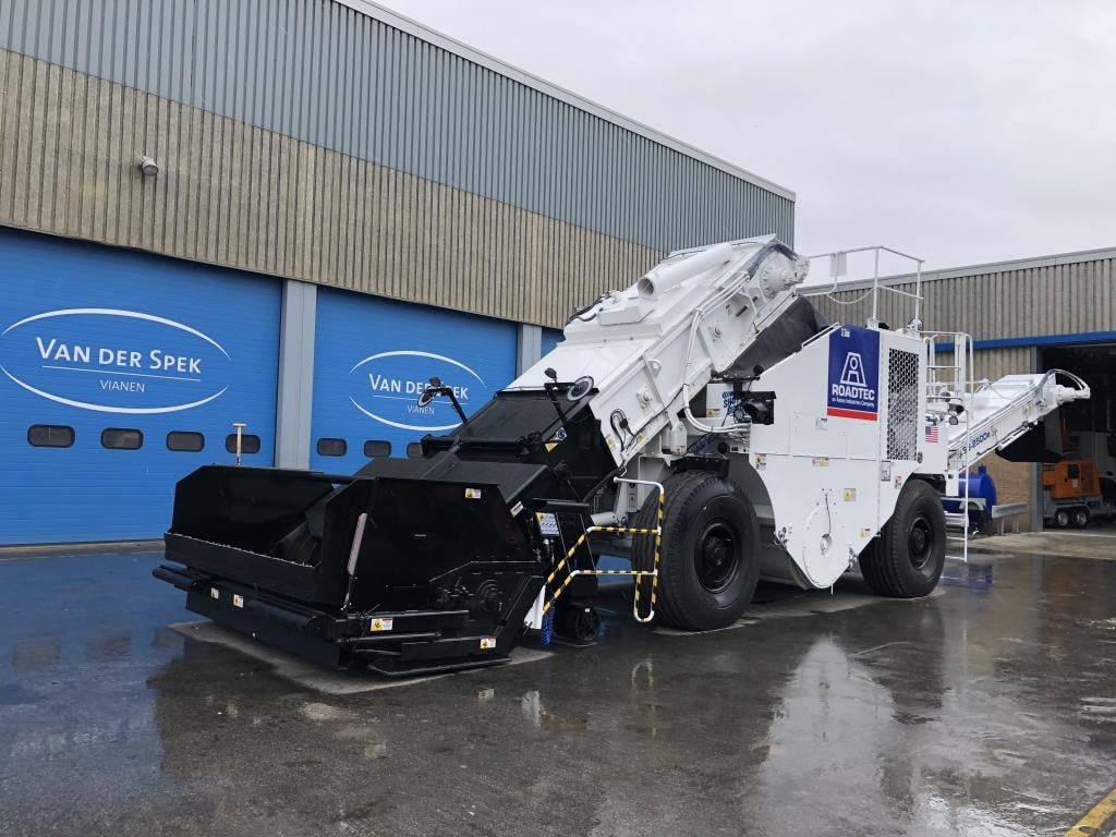 De Jong Zuurmond verwerkt asfalt met nieuwe Roadtec Shuttle Buggy