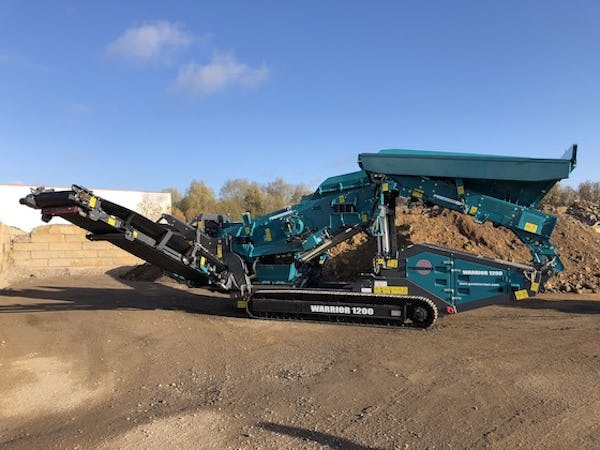 Eerste Stage 5 Powerscreen Warrior 1200 voor Kurvers Wegenbouw