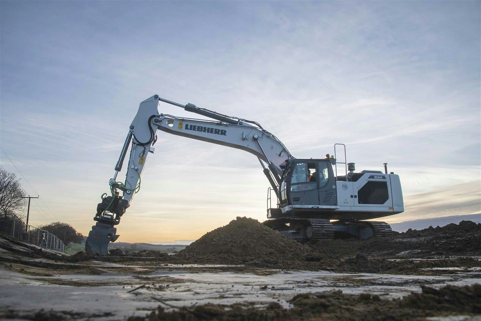 Eerste Liebherr graafmachine met besturing van Leica Geosystems af fabriek