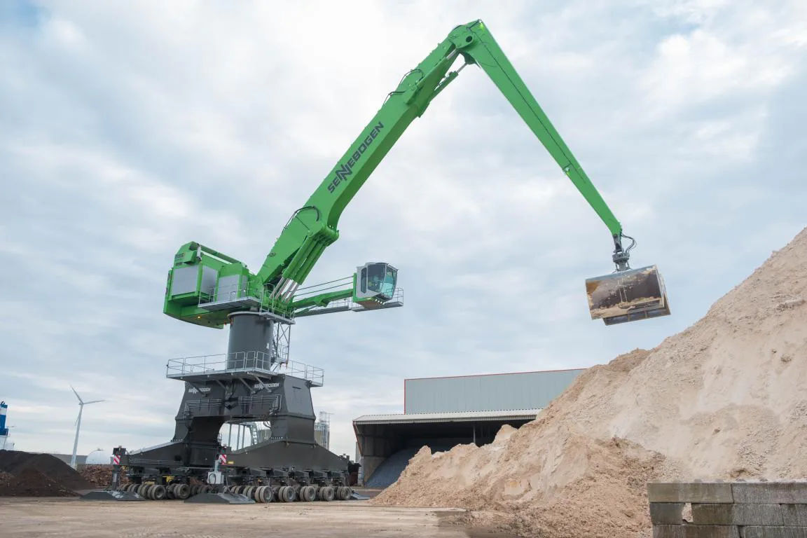 De Hulk in bulk; 's werelds grootste hydraulische overslagmachine ...