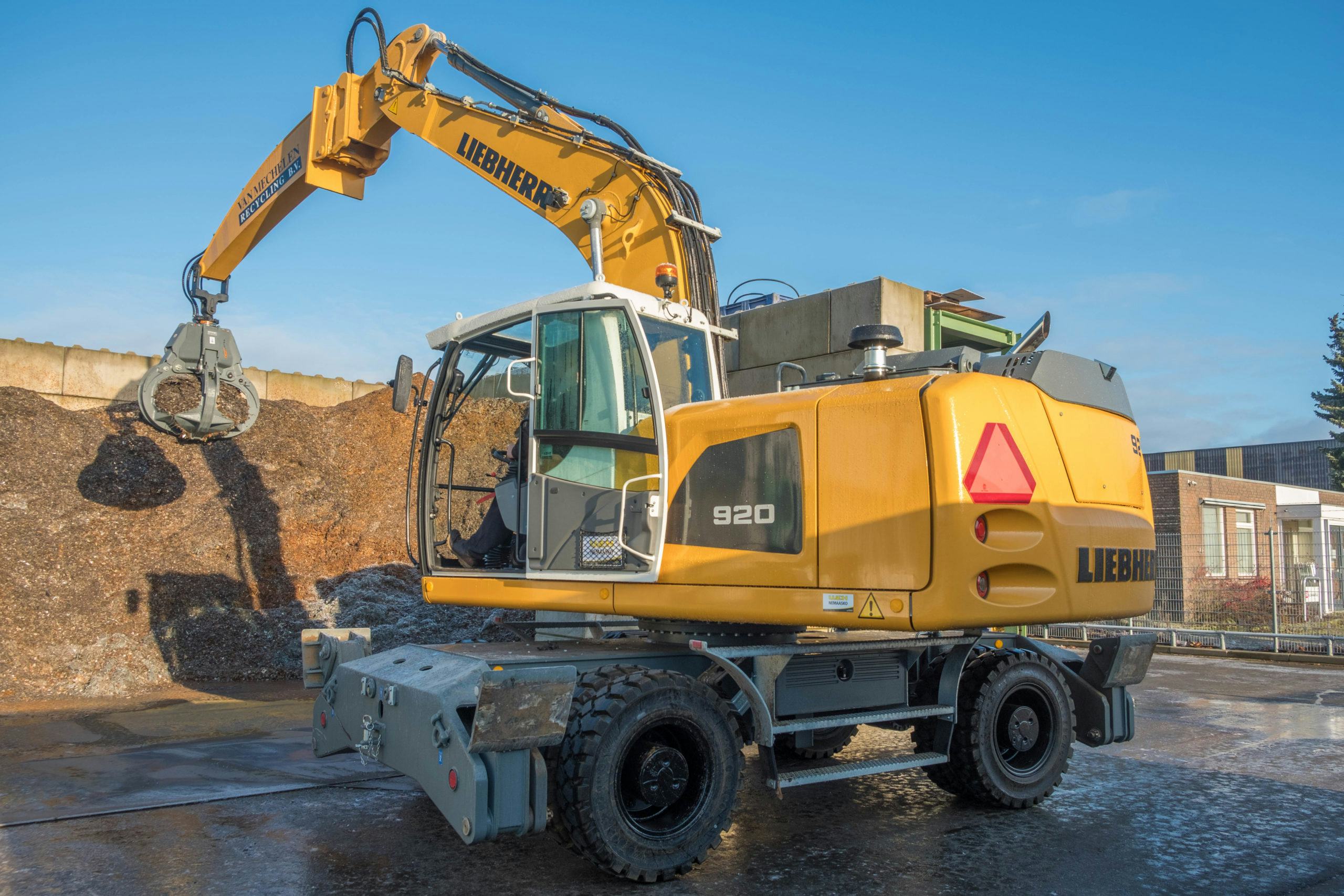 Van Mechelen kiest voor Liebherr A920 met geïntegreerde Steelwrist ...