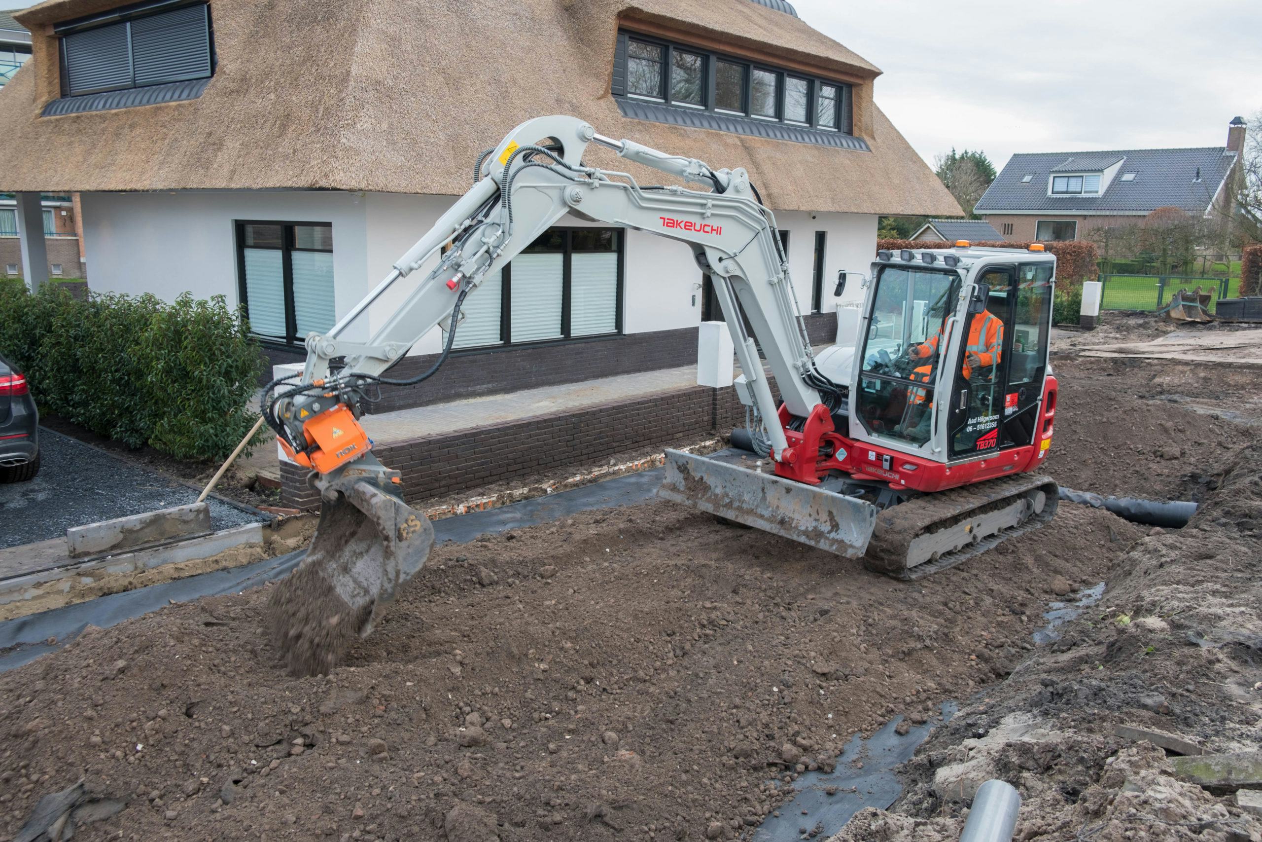 Takeuchi TB370 met NOX draaikantelstuk is voor Aad Hilgersom de ...