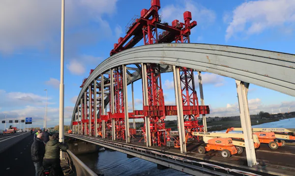 Spectaculaire sloopklus boogbrug live te volgen
