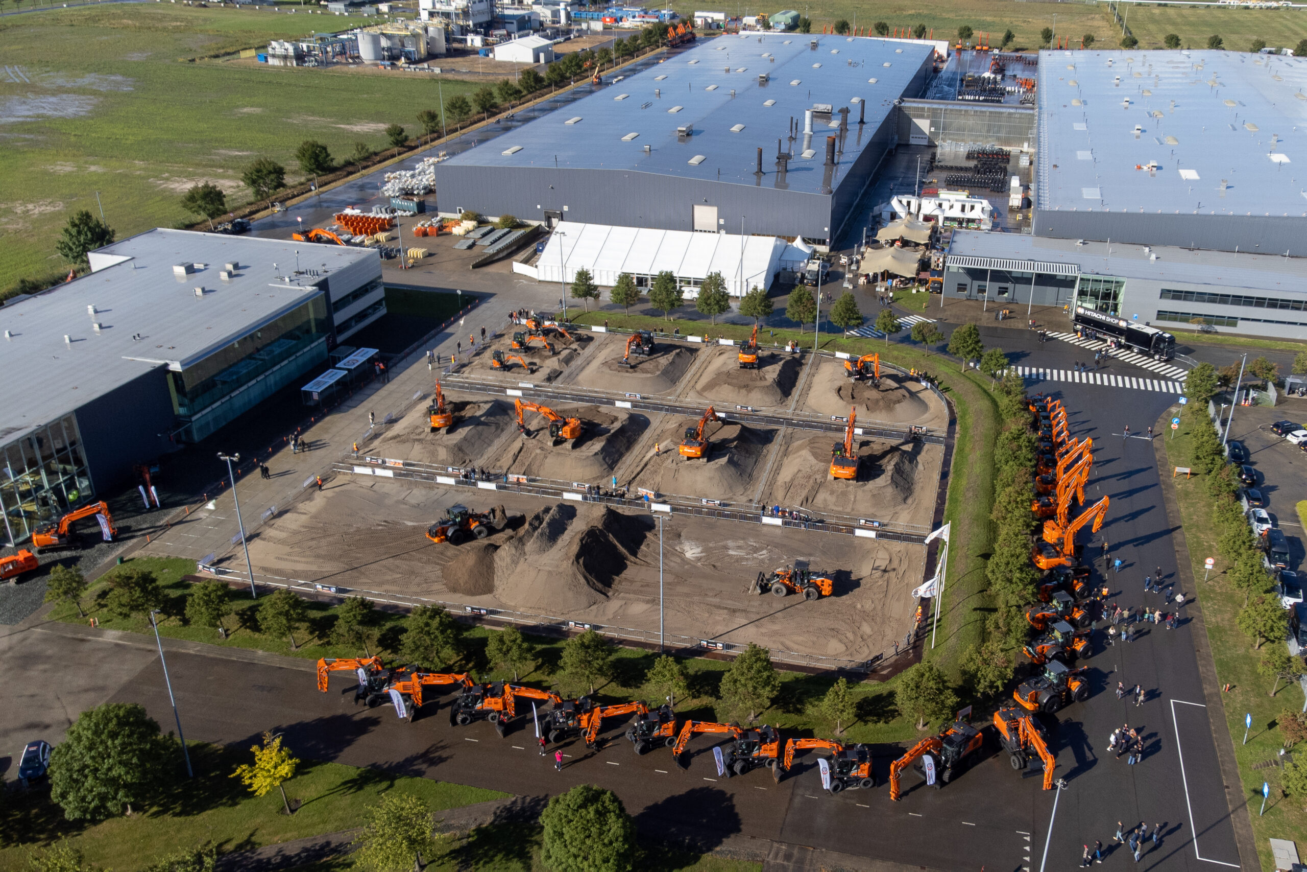 Hitachi Europe viert 50-jarig jubileum met drie machineprimeurs