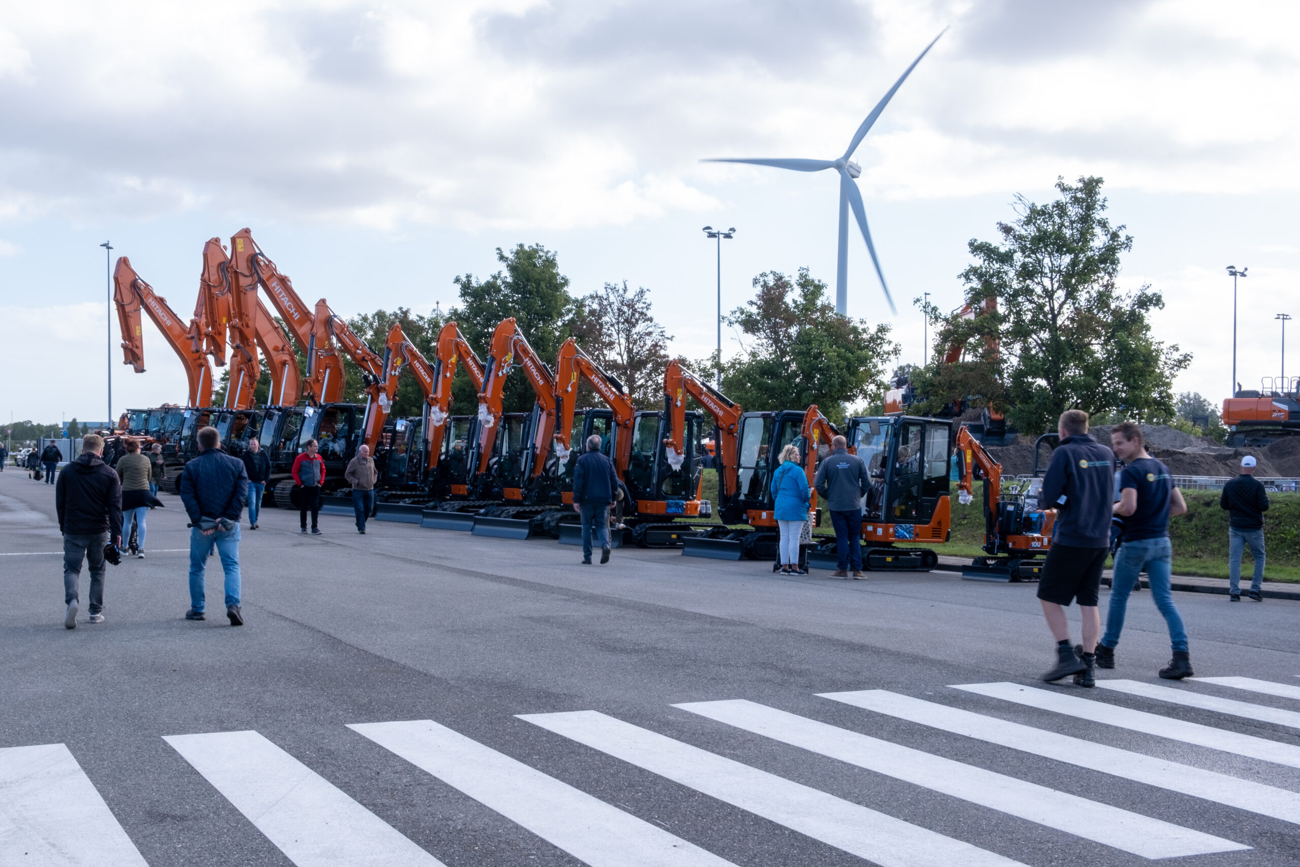 Hitachi Europe viert 50-jarig jubileum met drie machineprimeurs