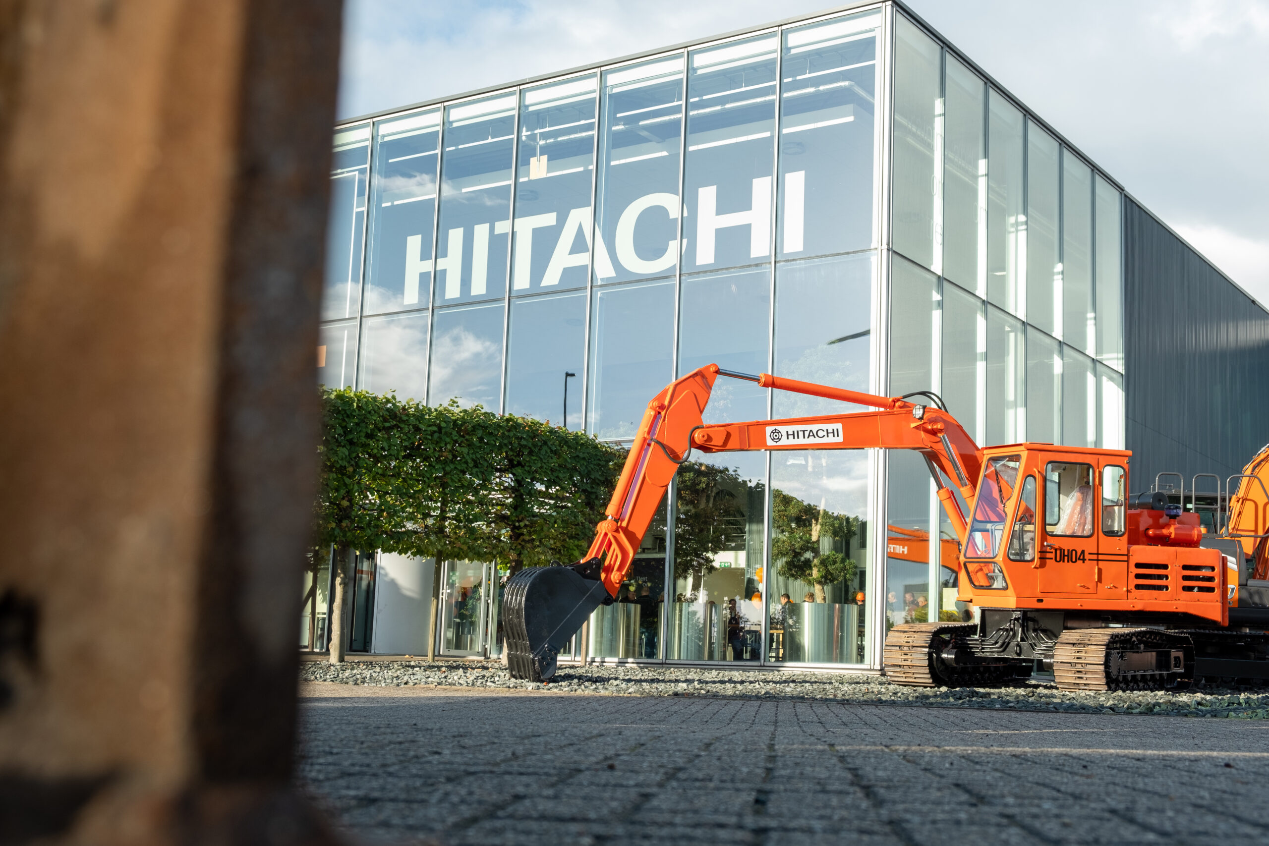 Hitachi Europe viert 50-jarig jubileum met drie machineprimeurs