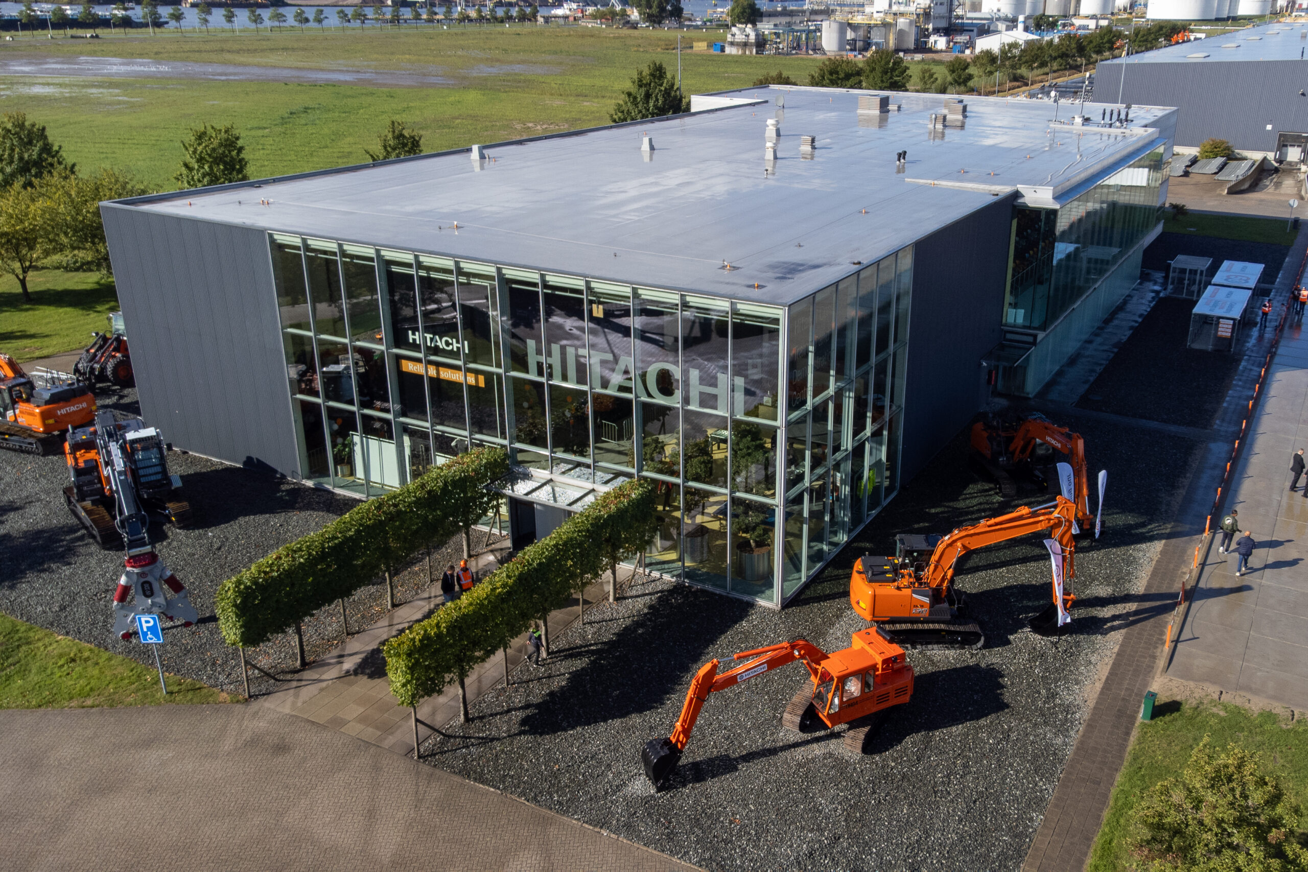 Hitachi Europe viert 50-jarig jubileum met drie machineprimeurs