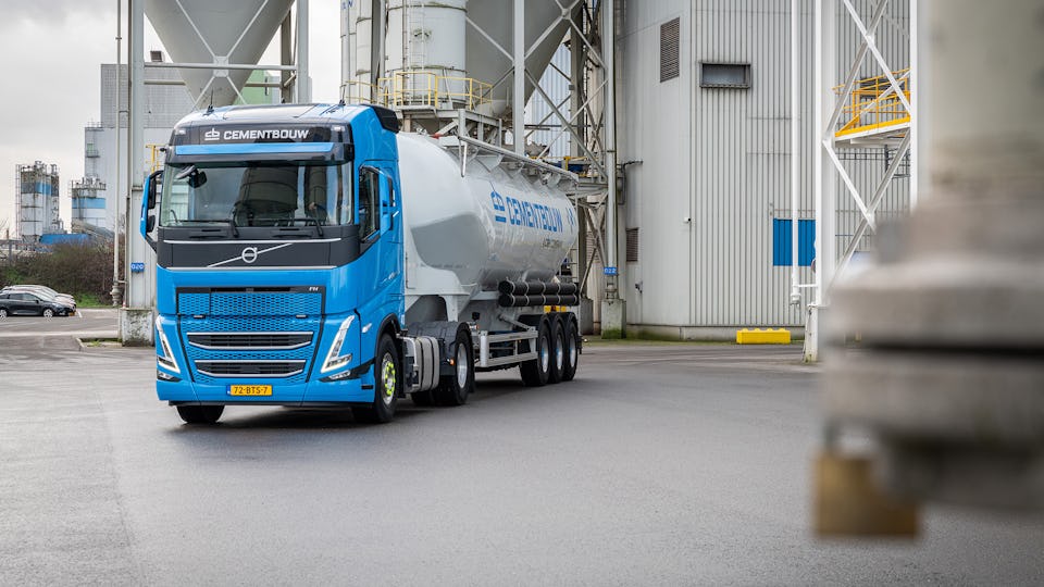 Eerste tien Volvo FH-trekkers voor Cementbouw