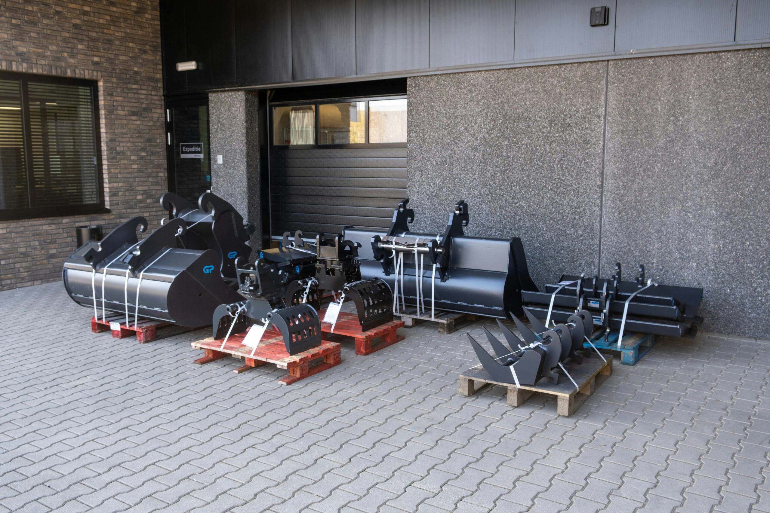 GP Equipment naar nieuwbouw met uitrustingsstukken en rijwerken