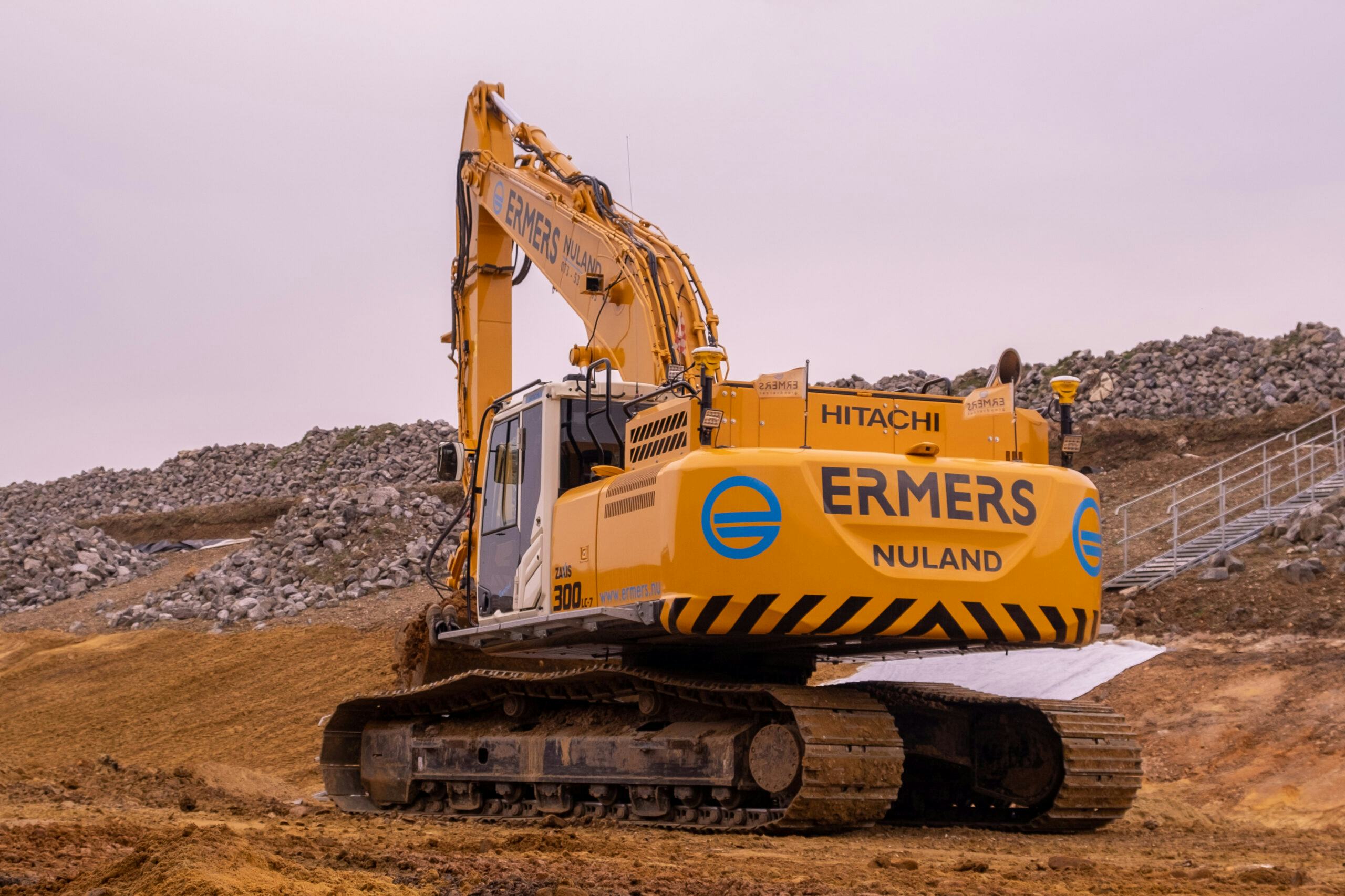 Ermers neemt twee gecustomizede Hitachi's in gebruik