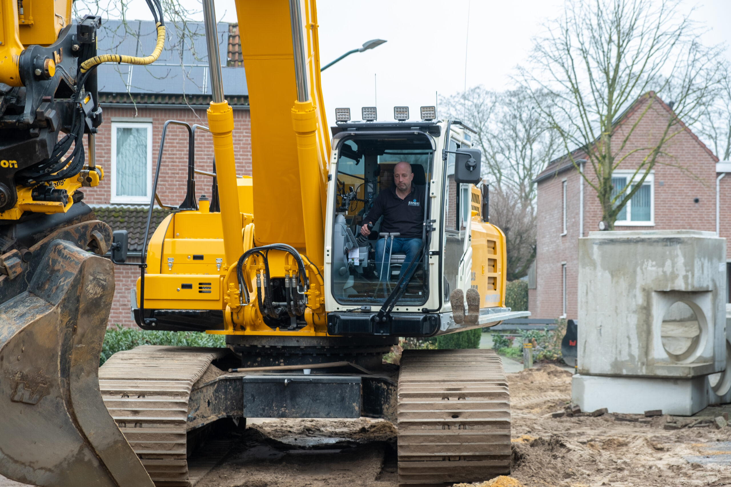 Ermers neemt twee gecustomizede Hitachi’s in gebruik