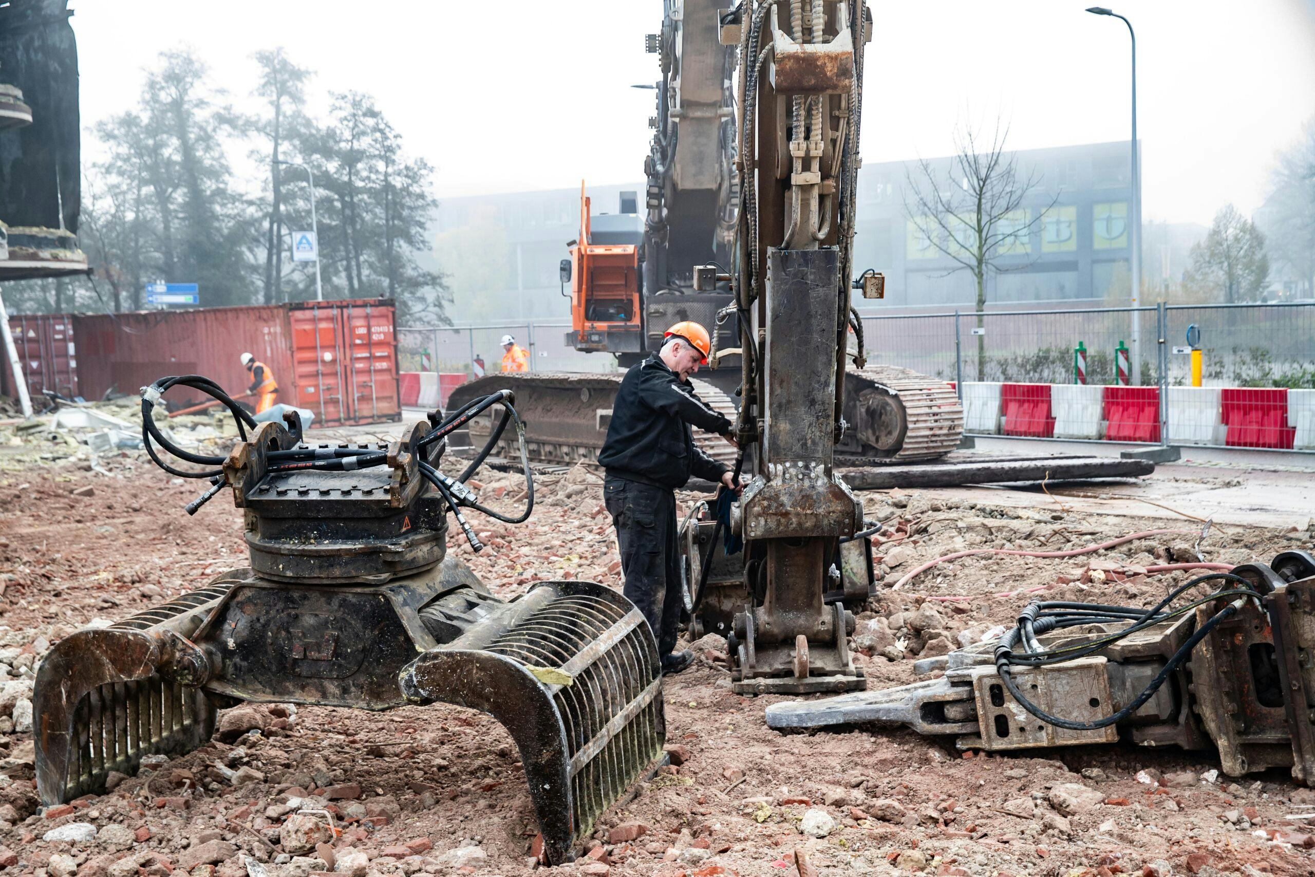 Volvo High Reach in actie bij uitdagende sloopklus op drukke route
