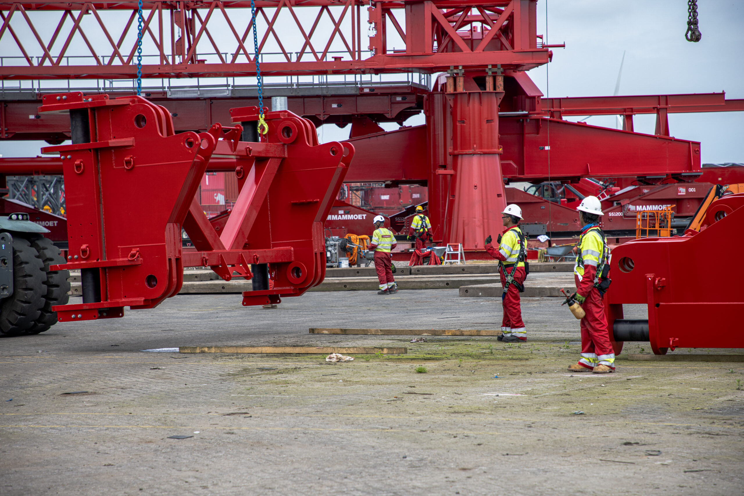 Mammoet begonnen met opbouw SK6000, 's wereld grootste landkraan