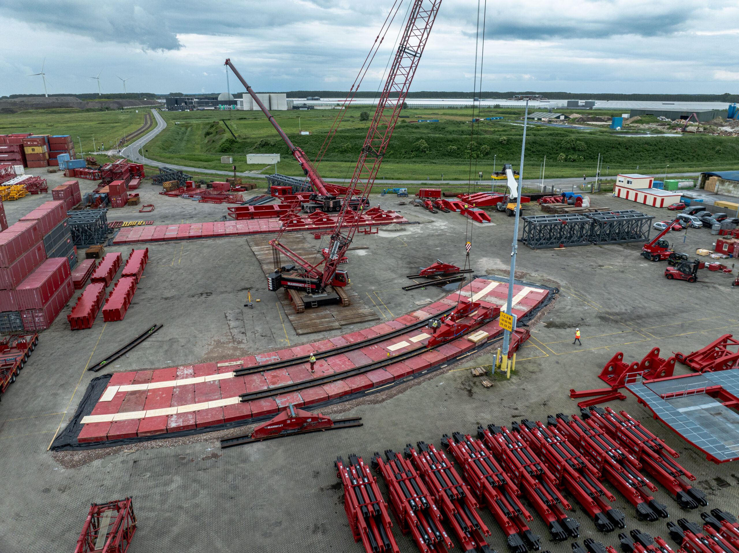 Mammoet begonnen met opbouw SK6000, 's wereld grootste landkraan