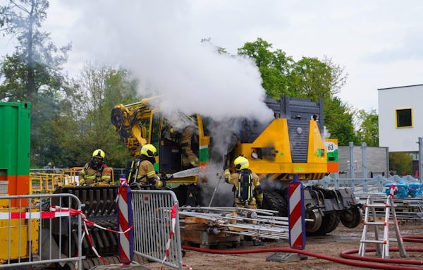 Omgebouwde elektrische Atlas-kraan van BAM in brand, accu's niet de oorzaak